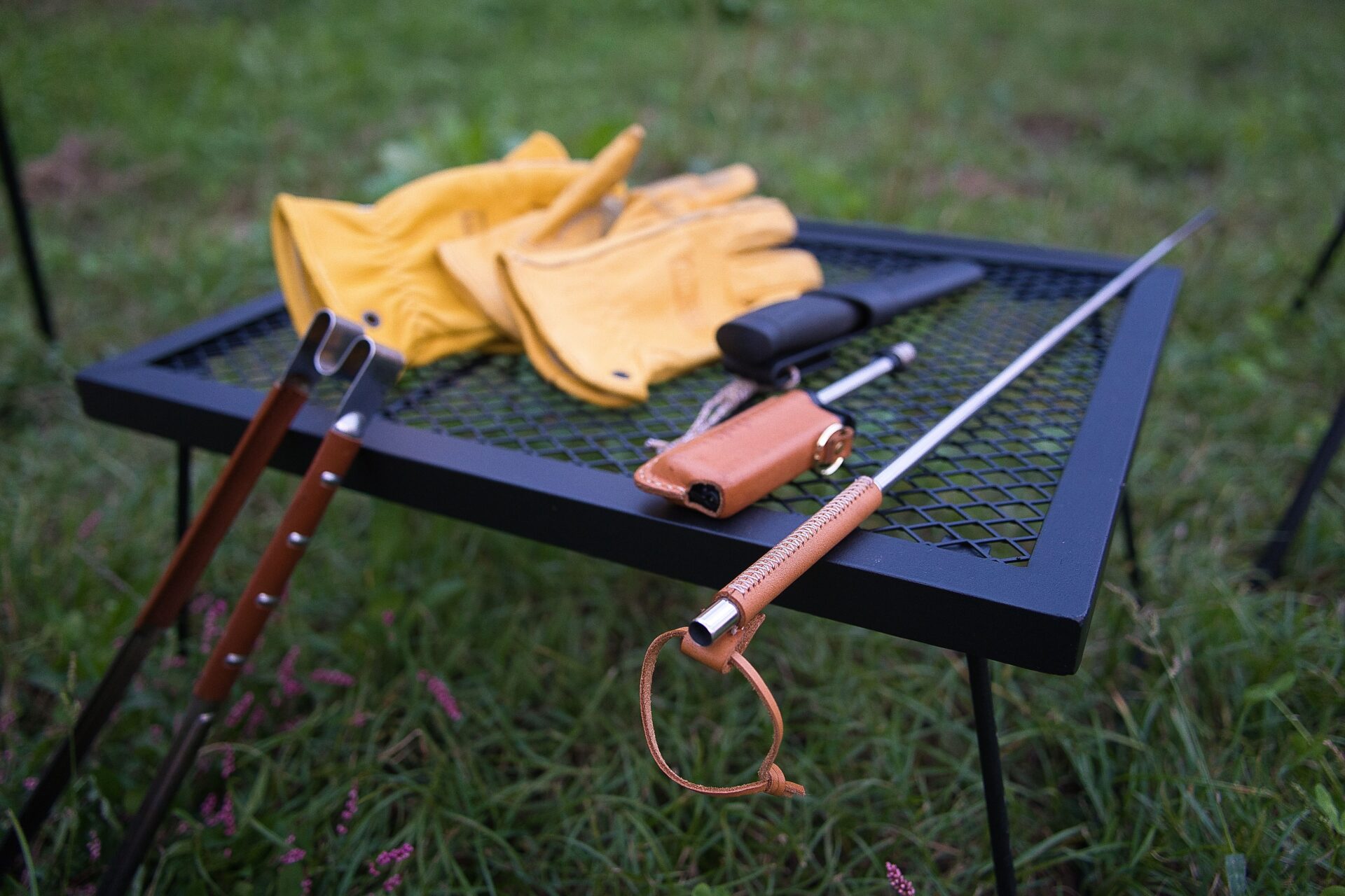 焚き火にサイドに何でもOK！ONOE×QUICKCAMPアイアンメッシュテーブルがキャンプに超便利